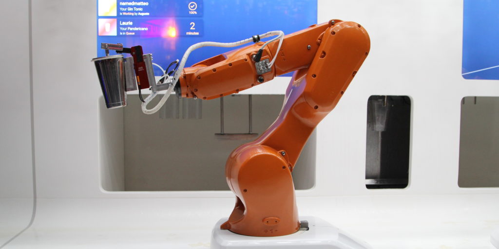 Bionic Bar : Le bras robotisé qui sert des cocktails à Strasbourg - WebLife