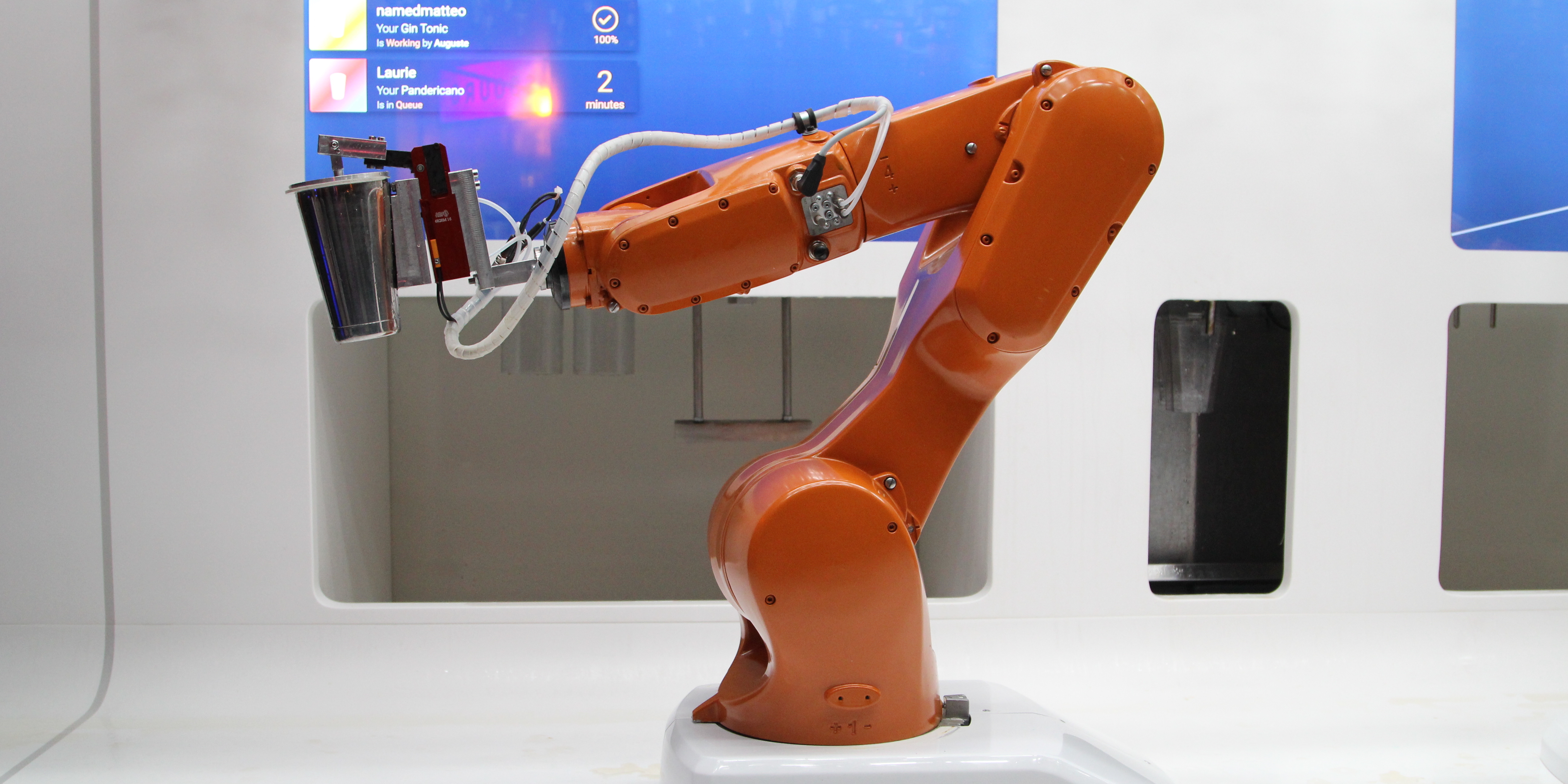 Bionic Bar : Le bras robotisé qui sert des cocktails à Strasbourg - WebLife
