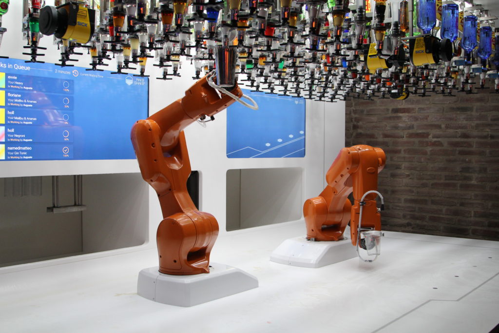 Bionic Bar : Le bras robotisé qui sert des cocktails à Strasbourg - WebLife